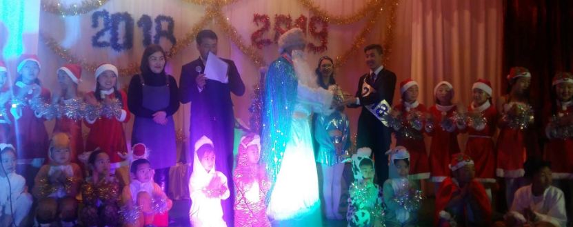 VIP76.mn | Цэцэрлэгийн насны 2000 гаруй хүүхдэд Шинэ жилийн бэлэг гардуулав