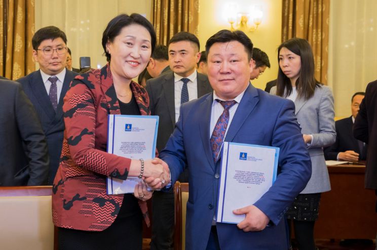 VIP76.mn | БСШУС-ын сайд Ц.Цогзолмаа аймгийн Засаг дарга нартай үр дүнгийн гэрээ байгууллаа