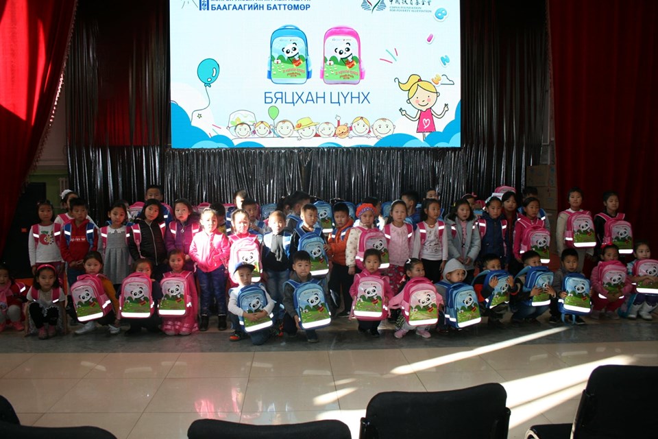 VIP76.mn | "Монгол Панда илгээмж төсөл"-ийн хүрээнд 150 цүнх хичээлийн хэрэгсэл олголоо