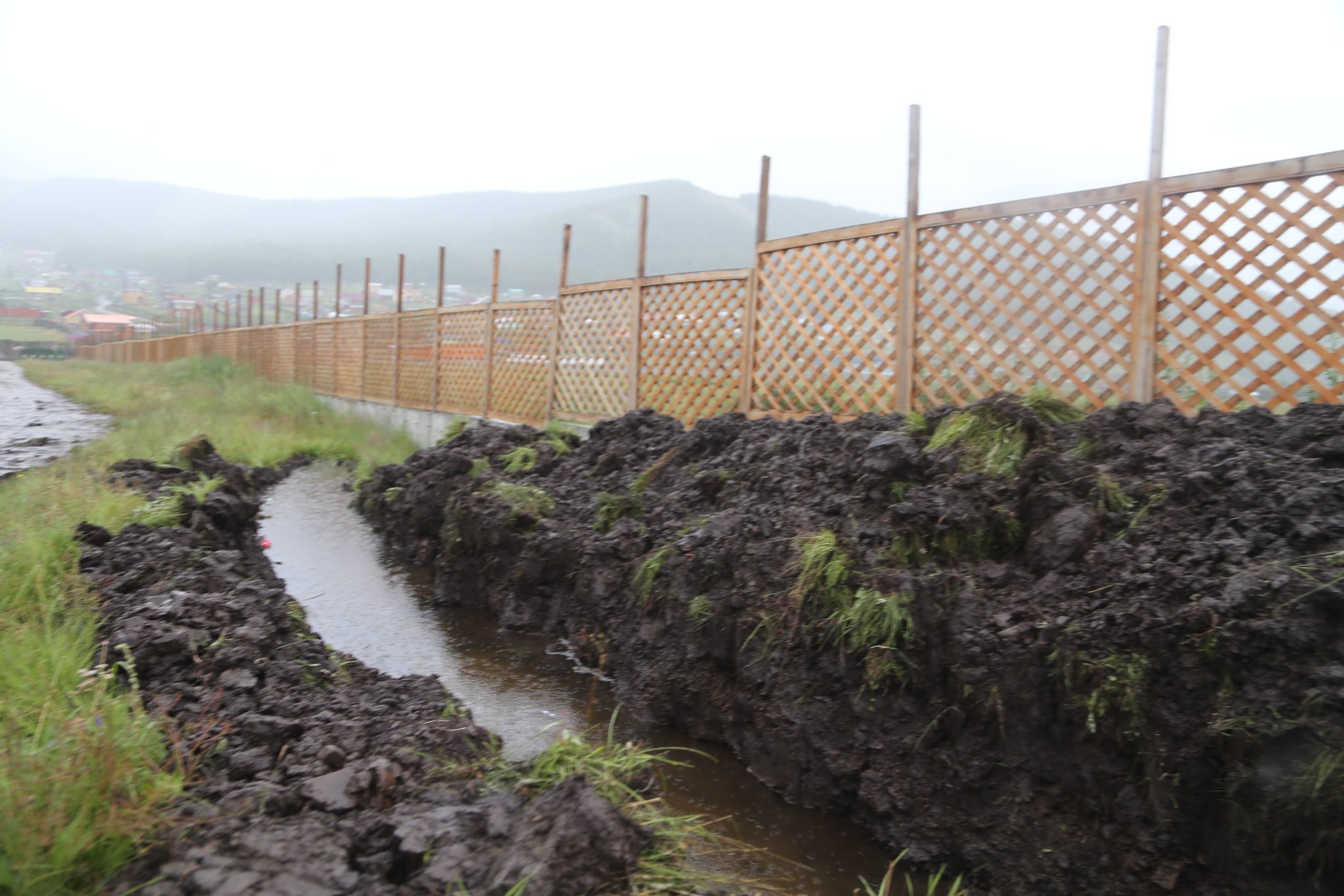 VIP76.mn | СБД-ийн 20-дугаар хороонд үерийн эрсдэлээс сэргийлж шуудуу татав