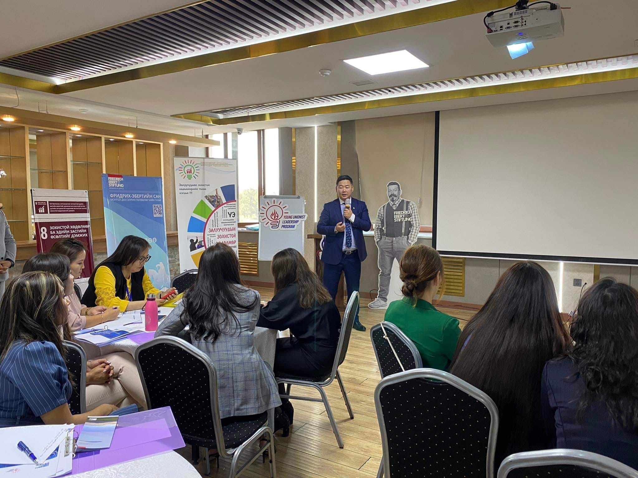 Vip76 Mn “ҮЭ ийн залуу манлайлал хөтөлбөр” эхэллээ