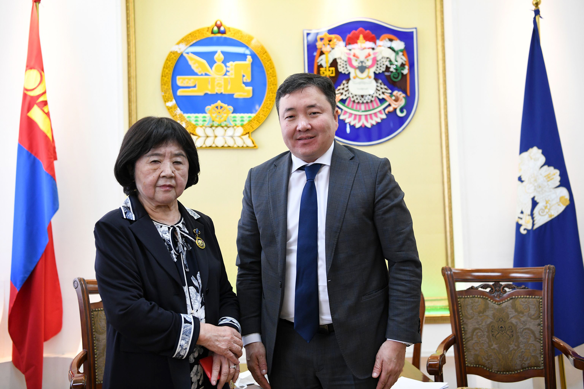 VIP76.mn | Япон улсын иргэн Таэко Иманагаг Улаанбаатар хотын “Хүндэт тэмдэг”-ээр шагналаа