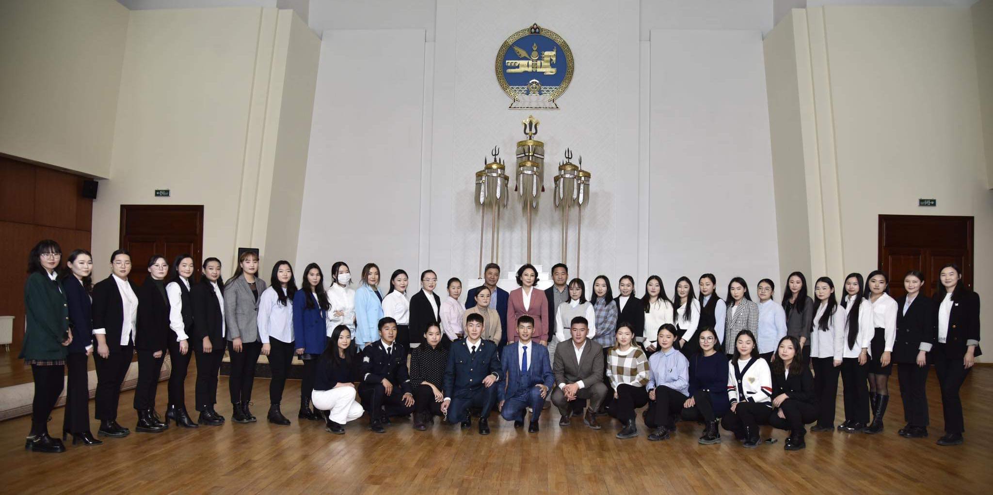 VIP76.mn | Аймаг сумынхаа хөгжлийн төлөө сэтгэлтэй 24 сумын оюутан, залуусын төлөөлөлтэй уулзлаа