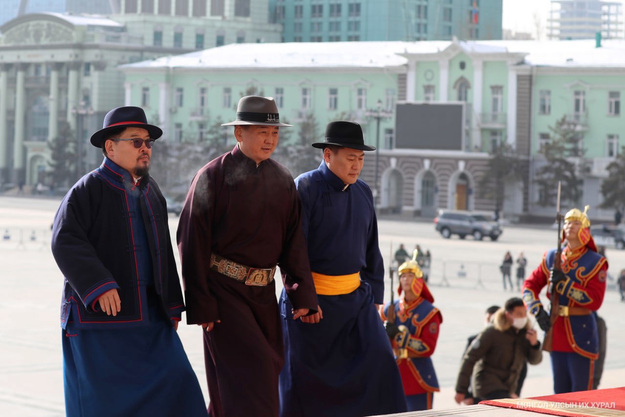 VIP76.mn | Их эзэн Чингис хааны хөшөөнд хүндэтгэл үзүүллээ