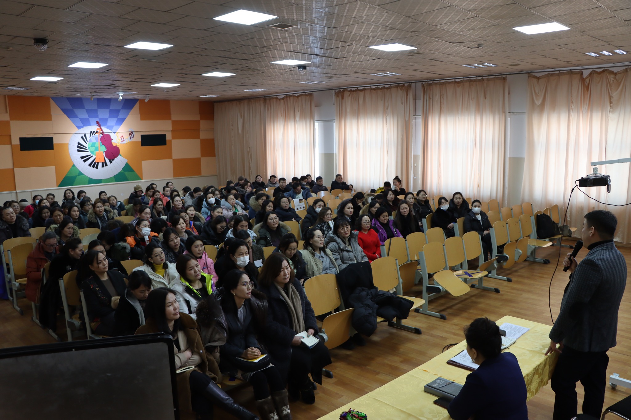 VIP76.mn | УИХ-ын гишүүн Ц.Идэрбат 4 сургуулийн 330 гаруй багш, ажилтнуудтай уулзлаа