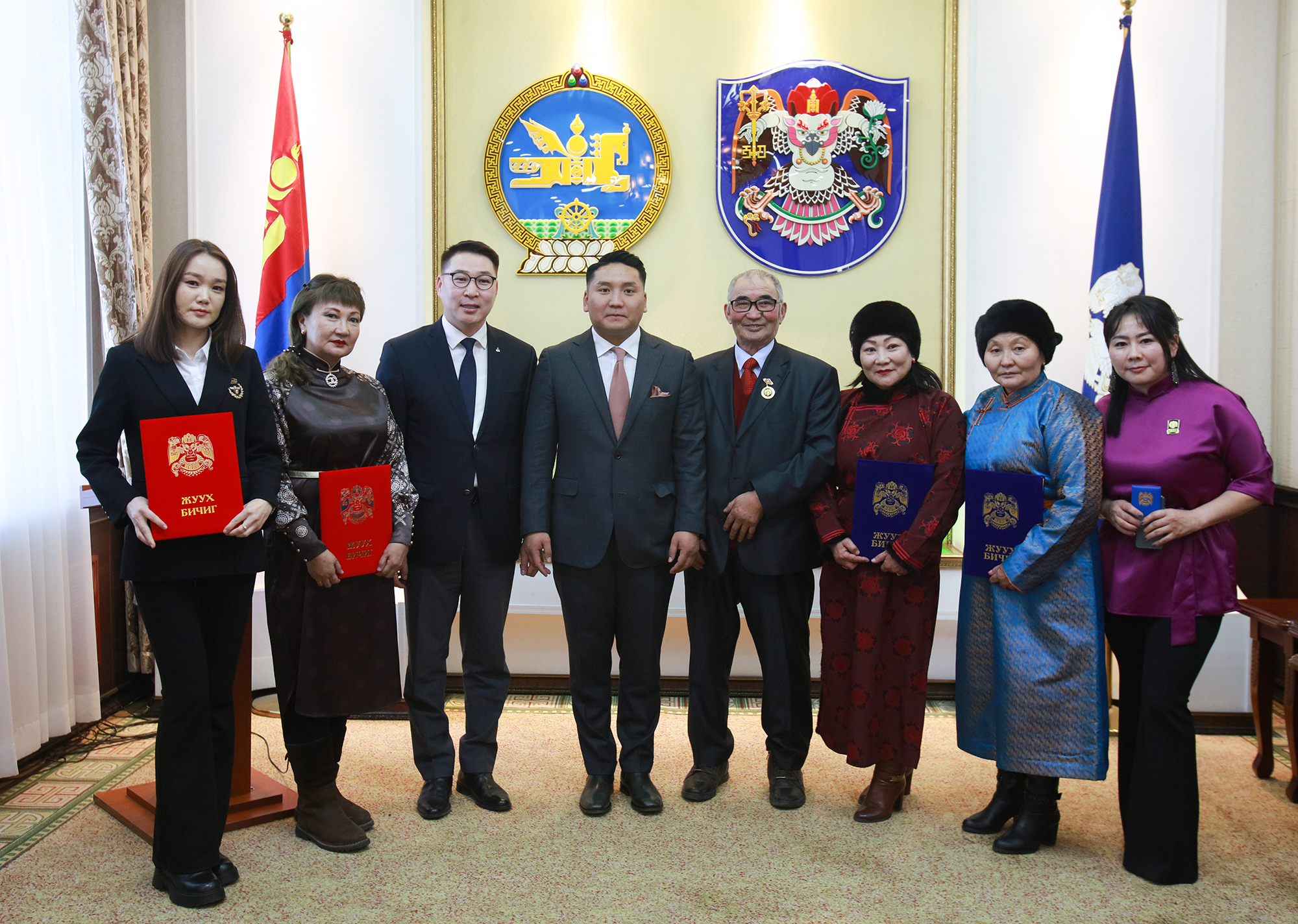 VIP76.mn | Салбар бүрийн тэргүүний ажилтнуудыг шагналаа