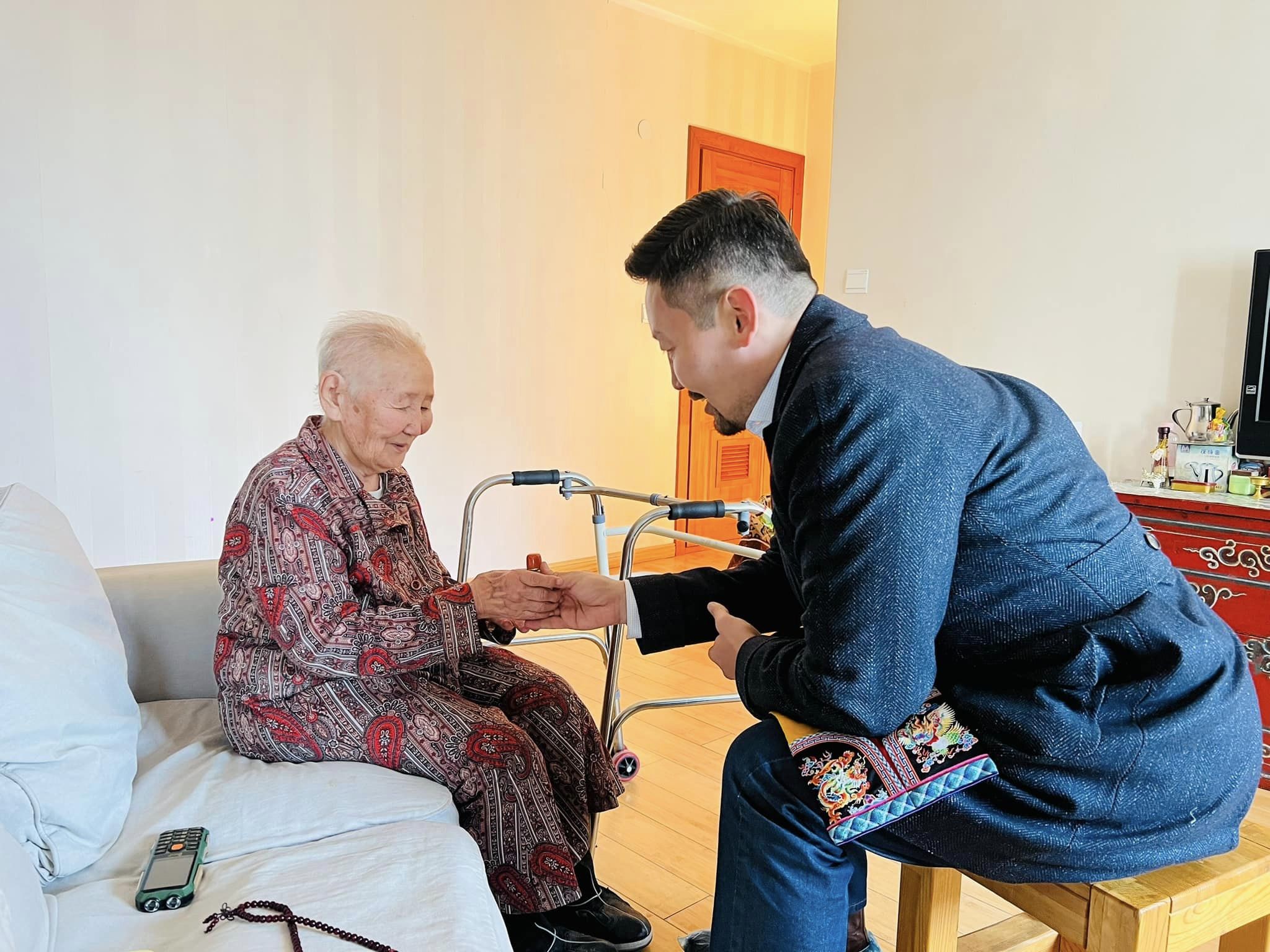 VIP76.mn | Ахмад буурлууддаа хүндэтгэл үзүүллээ