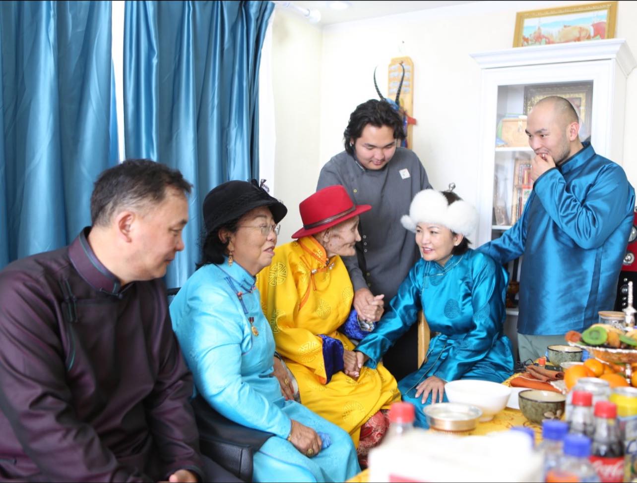 VIP76.mn | Ахмадуудтайгаа учран золголоо