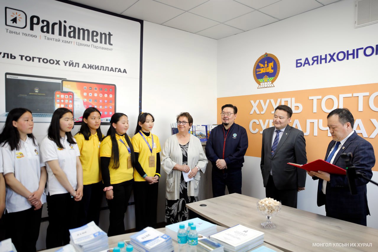 VIP76.mn | Баянхонгор аймаг “Хууль тогтоомж сурталчлах төв”-тэй боллоо