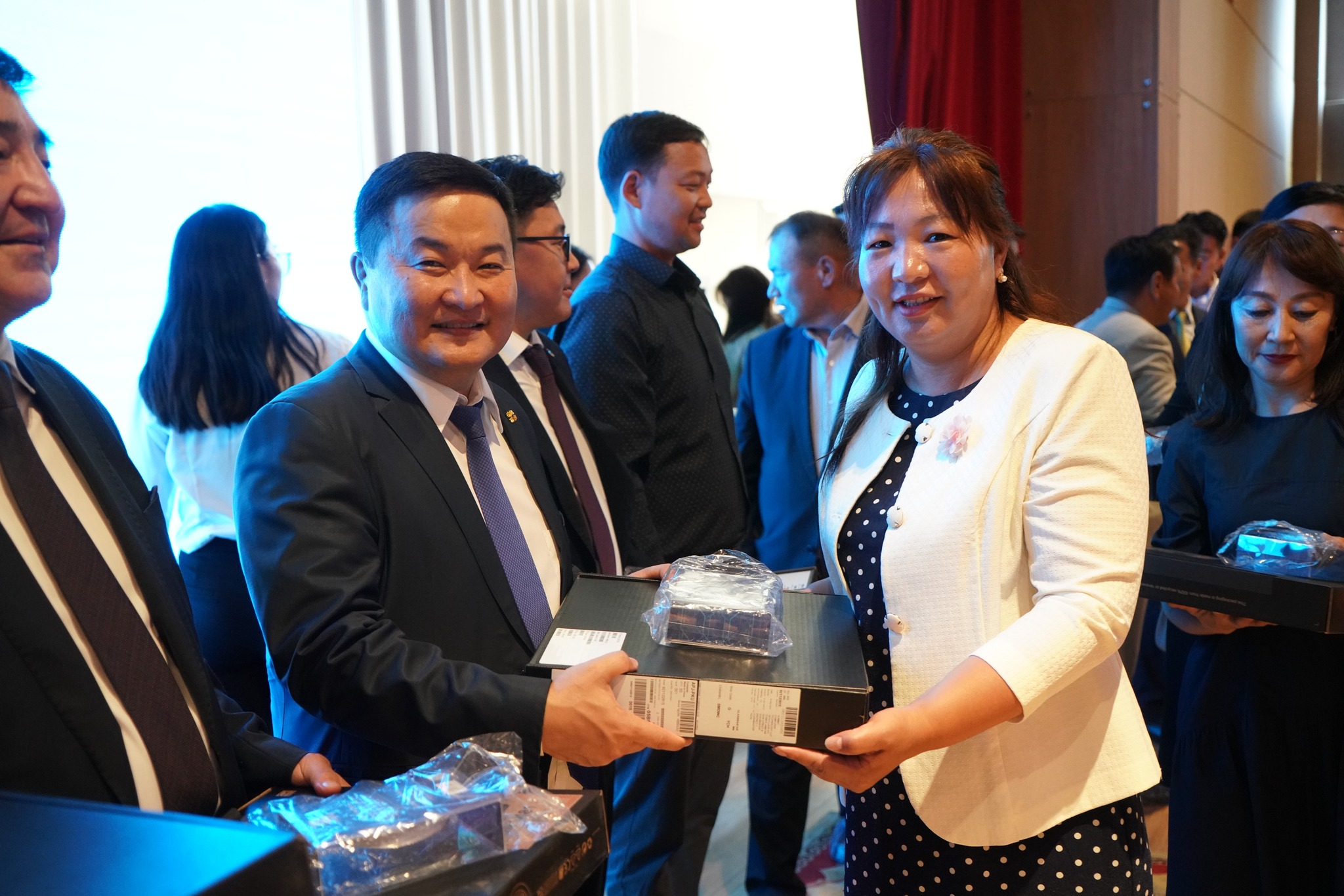 VIP76.mn | Чингэлтэй дүүргийн 400 гаруй багшид зөөврийн компьютер гардууллаа