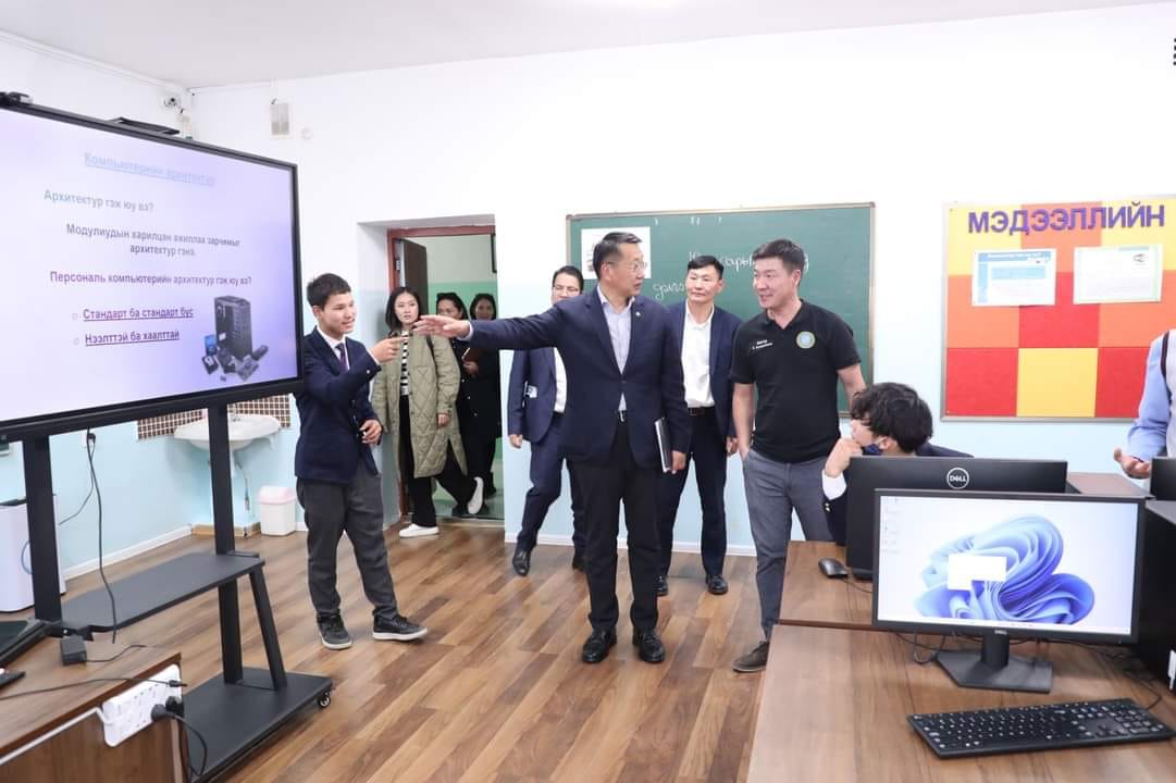 Vip76 Mn Тусгай хэрэгцээт сургуулиудын тулгамдсан асуудлыг сонсож үйл ажиллагааатай нь танилцав