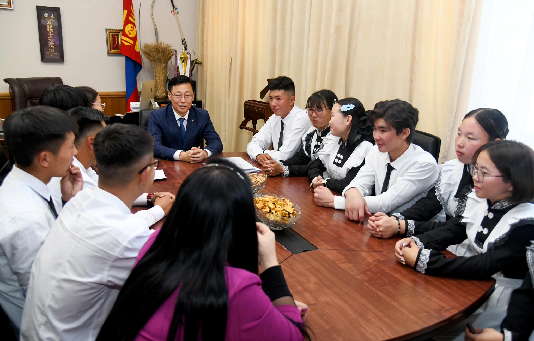 VIP76.mn | Сурагчдын төлөөлөлтэй хүүхдийн аюулгүй байдал, хамгааллын талаар ярилцаж, санал солилцлоо