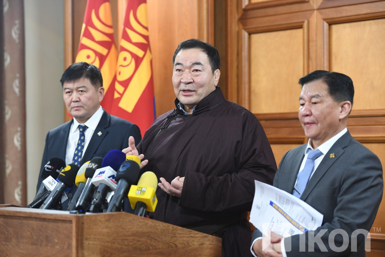 VIP76.mn | Б.Бат-Эрдэнэ: Яаж ч ядарсан орон гэрээрээ тоглож болдоггүй юм шүү гэж аав ээж захиж ирсэн