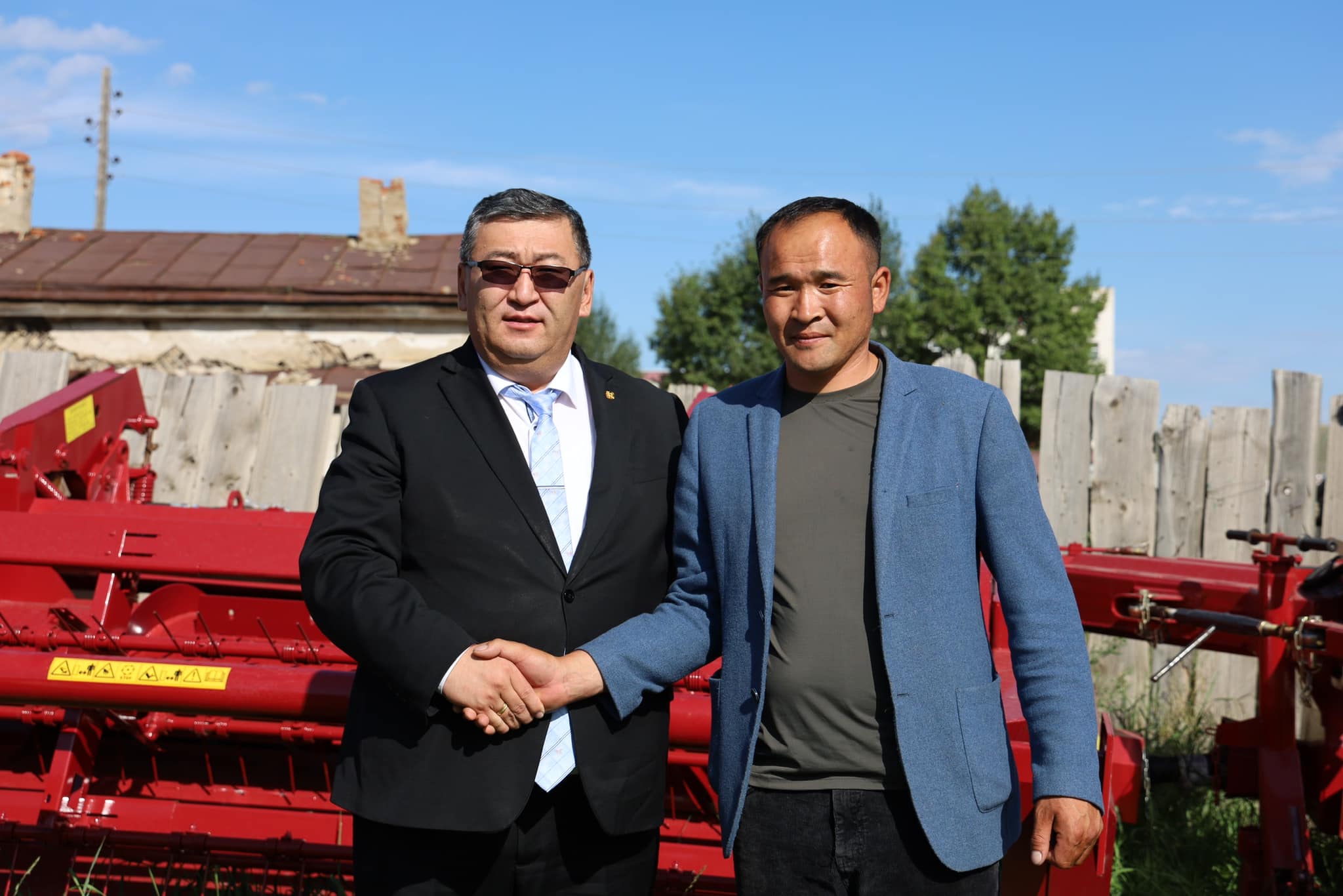 VIP76.mn | Ургац хураалтын техник, төхөөрөмж гардууллаа