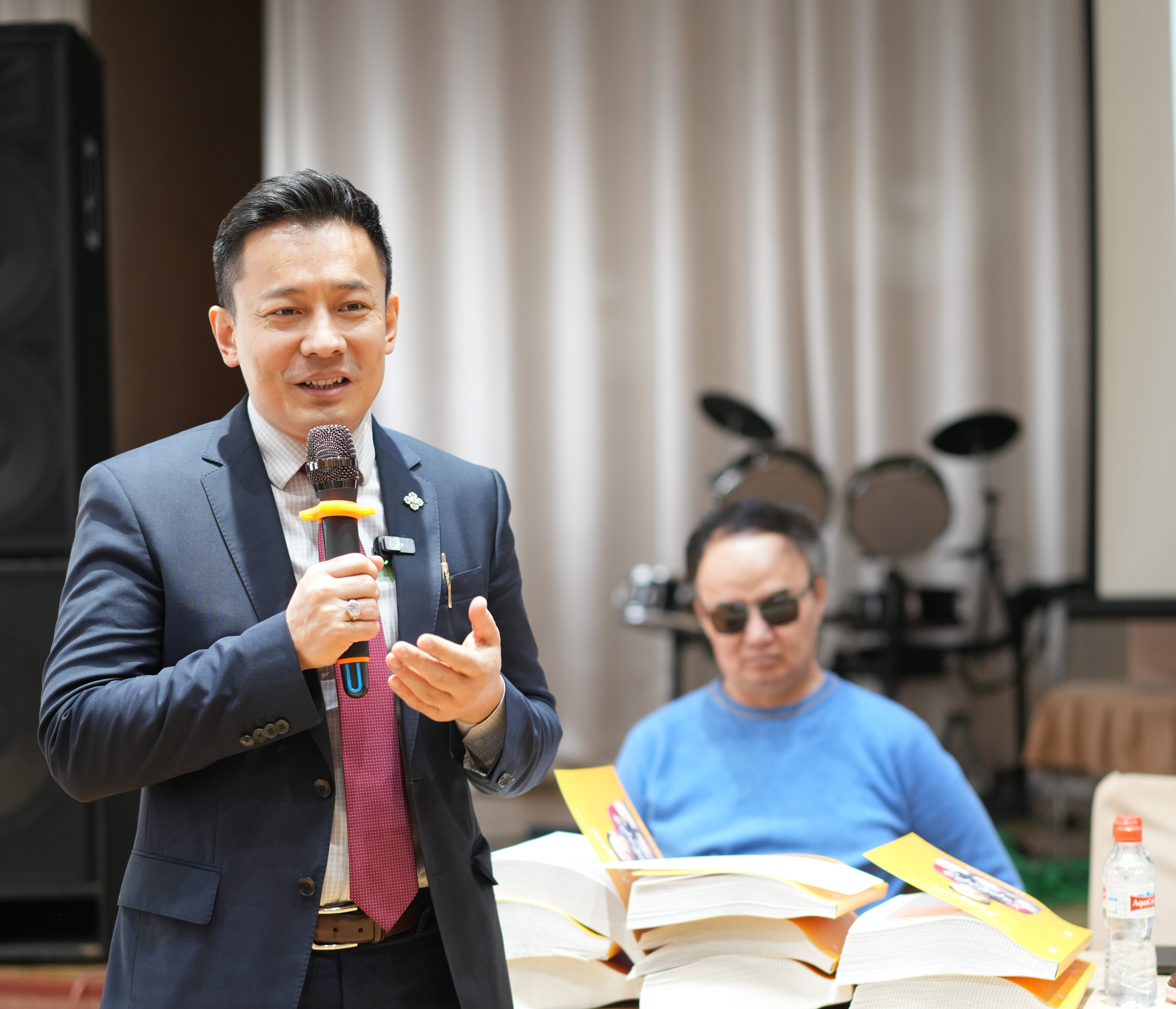 VIP76.mn | “Ховдоос Харвард руу” ном брайль үсгээр хэвлэгдэн харааны бэрхшээлтэй иргэдэд хүрлээ