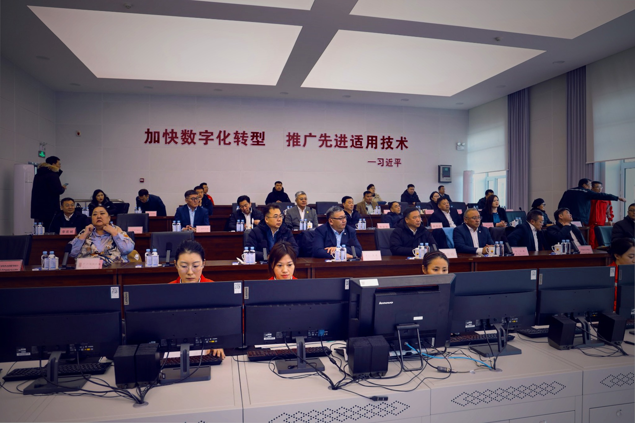 VIP76.mn | БНХАУ-ын газрын тосны салбартай танилцлаа