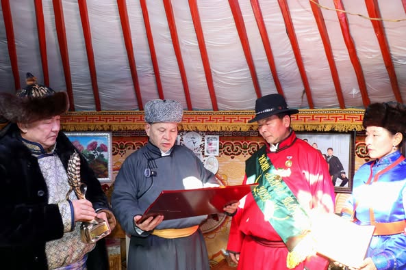 VIP76.mn | Төв аймгийн Угтаалцайдам сумын иргэн Б.Батмөнхөд шагнал гардууллаа