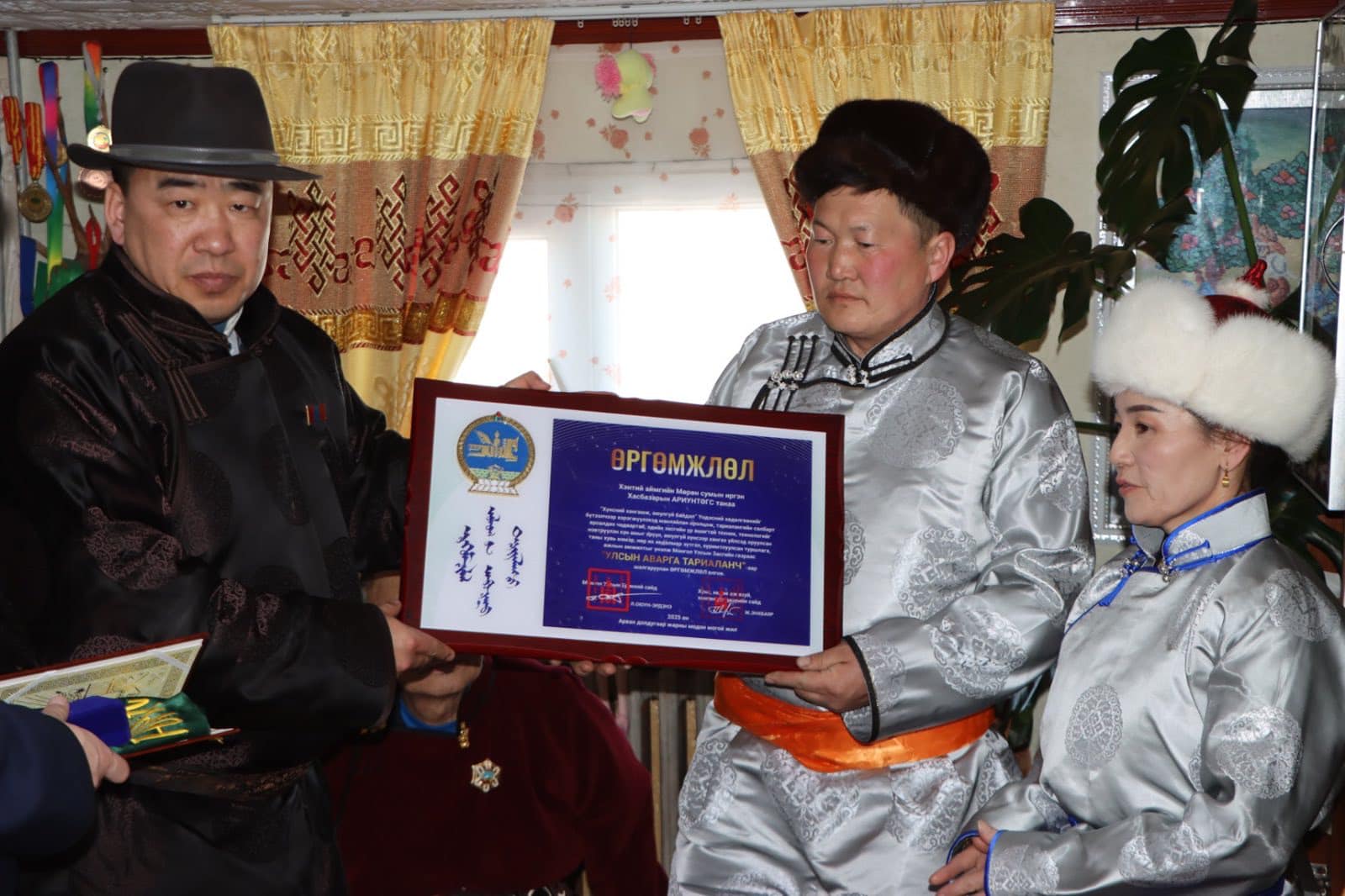 VIP76.mn | Х.АРИУНТӨГС СҮҮЛИЙН ГУРВАН ЖИЛ 10 ТӨРЛИЙН НИЙТ 253,9 ТН УРГАЦ ХУРААН АВЧ ЭХ ОРОНДОО ...