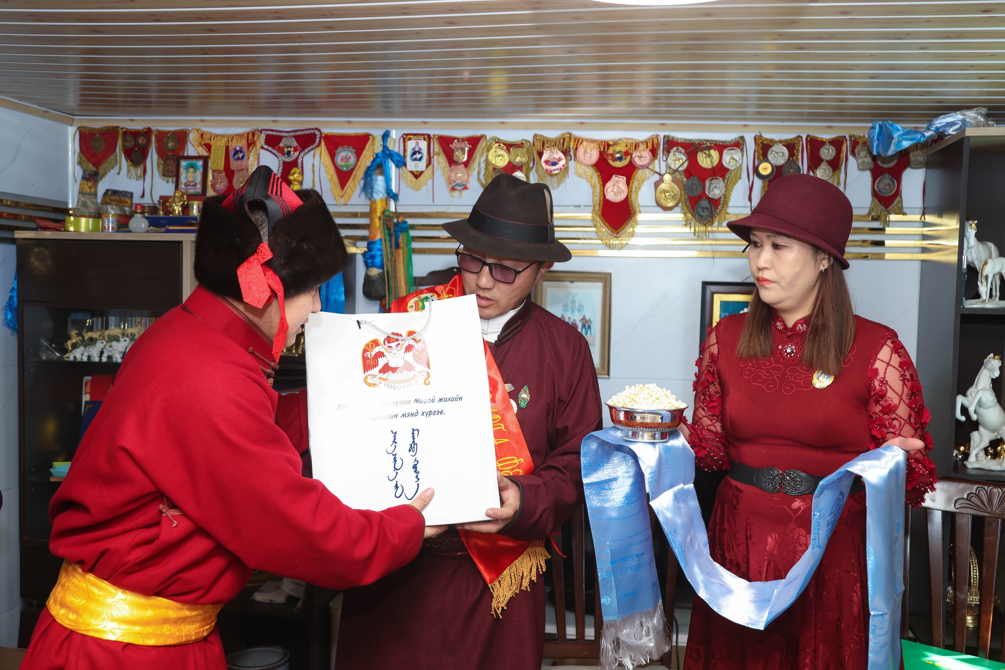 VIP76.mn | СОНГИНОХАЙРХАН ДҮҮРГЭЭС УЛСЫН АВАРГА ФЕРМЕРЧ ТОДОРЛОО