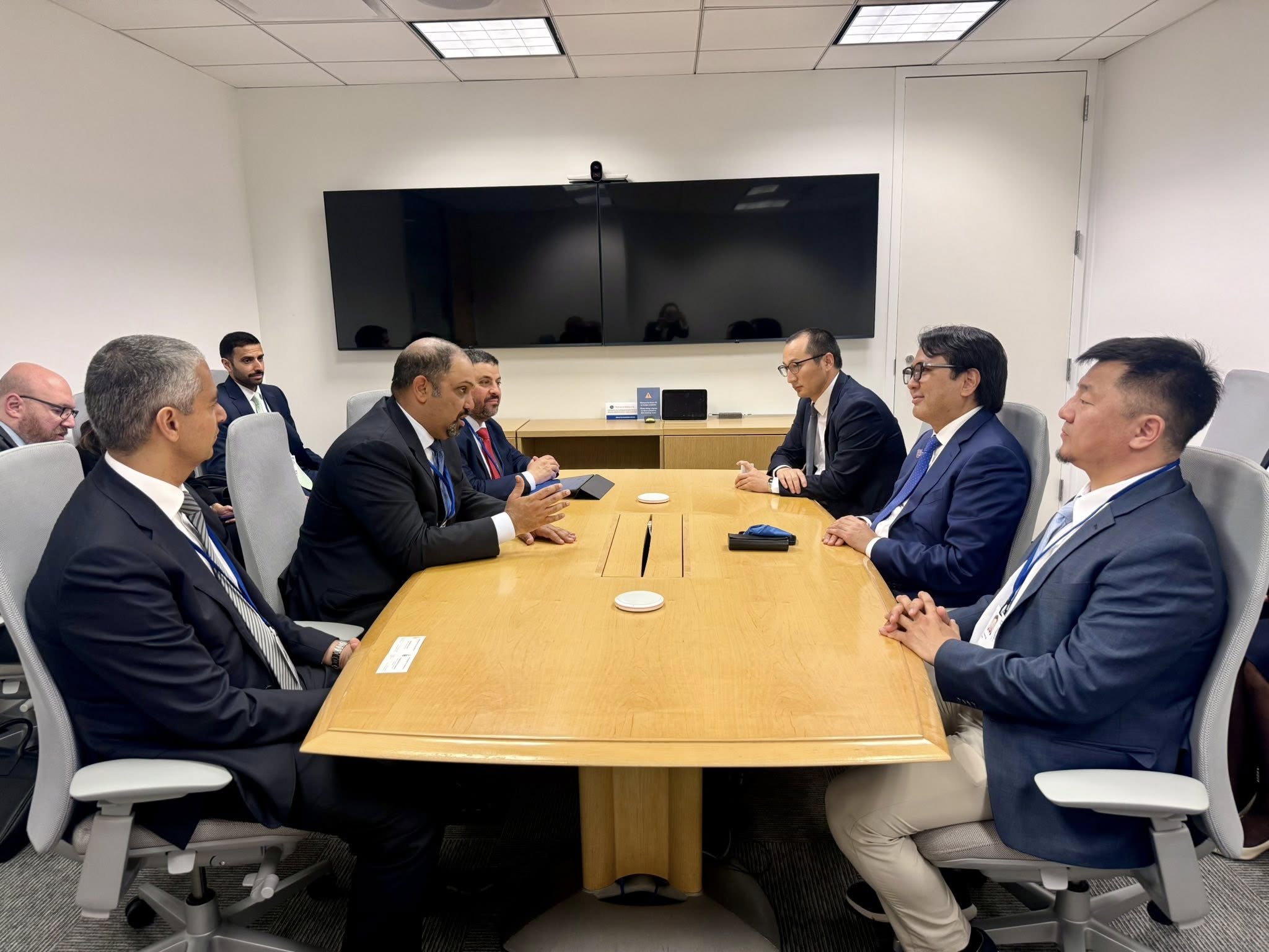 VIP76.mn | Шадар сайд Т.Доржханд Дэлхийн Эдийн засагчдын хаврын чуулга уулзалтад оролцож яриа ...